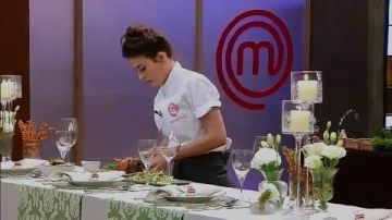 Heaven e Willian servem a mesa do banquete MasterChef