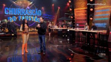 Ludmilla explica o que é "Socadona" e canta sucesso