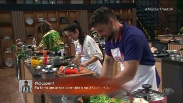 Rivais no MasterChef, Larissa empresta ingrediente para Juan