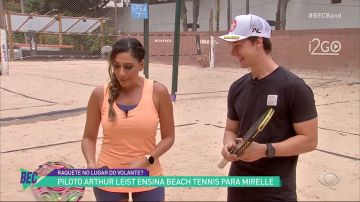 Arthur Leist ensina beach tennis para Mirelle Moschella