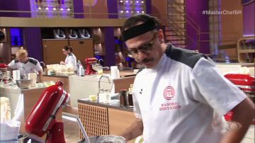 Ramiro deixa Helena Rizzo "no vácuo" no MasterChef Confeitaria