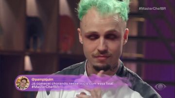 Chefe de Lucas aparece no MasterChef e finalista brinca: "Atestado?"