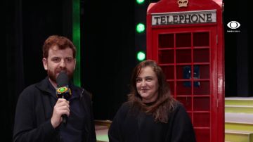 250 figurinos e 50 perucas: os bastidores de um musical em SP